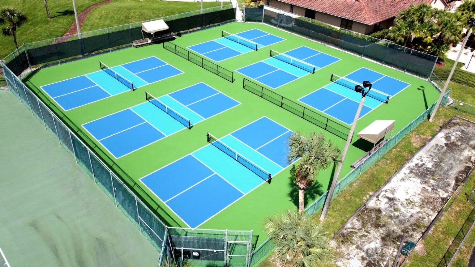 Thi công sân pickleball 7 lớp sơn DECOTURF có 10% HẠT CAO SU nền xi măng
